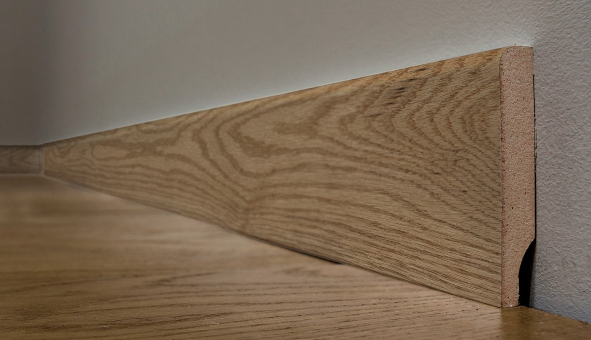 Brushing, spraying and flash-off oven for skirting boards